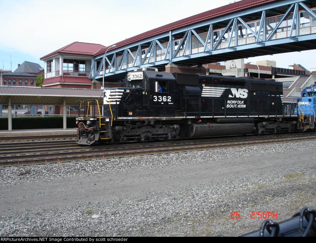 NS 3362 pushing EB into the yard